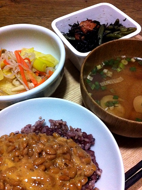 納豆かけ黒米玄米とシラタキのタイ風酢の物 ヒジキとインゲンのバターソテー/Koichi Tanaka | Snapdish[スナップディッシュ] (ID:WfWHX)