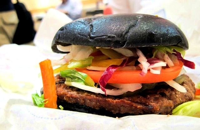 Burger King Kuro Burger/Felix J Mendoza | Snapdish[スナップディッシュ]