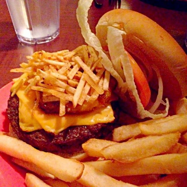 Boricua Burger at Cafe Caribe/Shawna Rowley | Snapdish[スナップディッシュ]