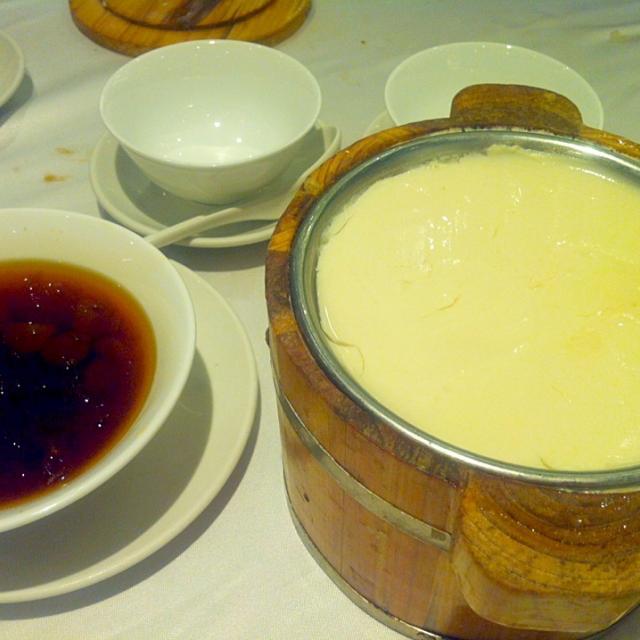 Bean curd pudding in wooden.../skyblue | Snapdish[スナップディッシュ]