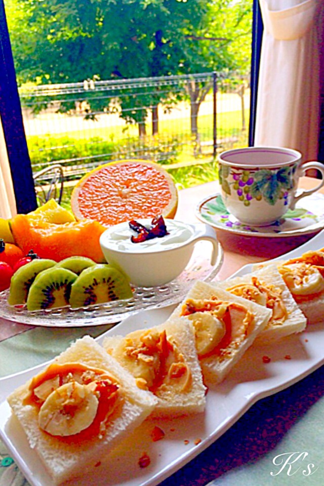 フルーツで朝食 ビーナッツバターパンを添えて/くうちゃん | SnapDish[スナップディッシュ] (ID:XPPuia)