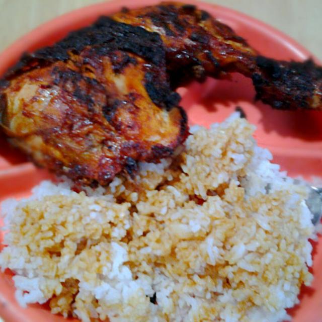 pollo con BBQ con arroz blanco/Andy Jacobo | Snapdish[スナップディッシュ]