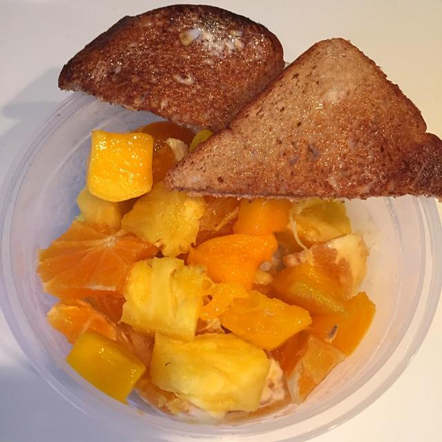 Yellow Fruit Bowlpineappl.../victoria valerio | Snapdish[スナップディッシュ]