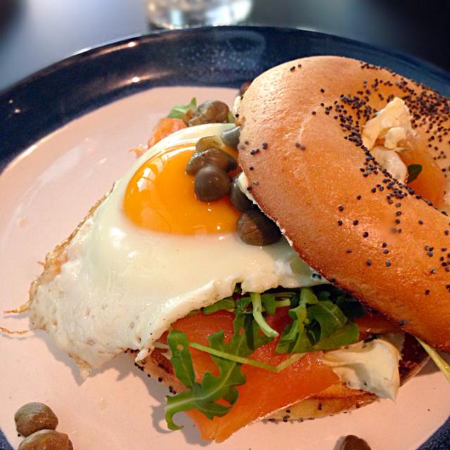 Smoked salmon bagel/Charlene Nguyen | Snapdish[スナップディッシュ]