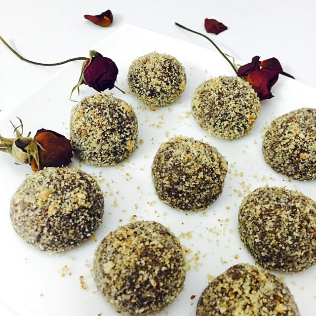 Choc truffles almond coated/Fatima Sameena Sharif | Snapdish[スナップディッシュ]