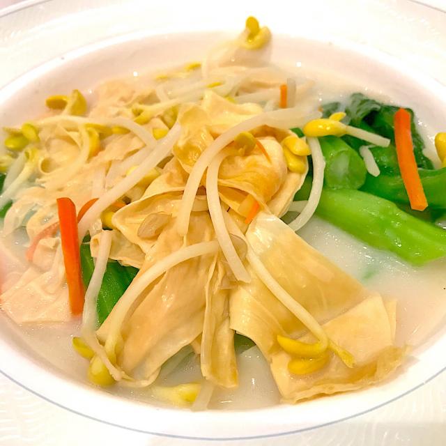 Poached vegetables with bea.../Sky Blue | Snapdish[スナップディッシュ]