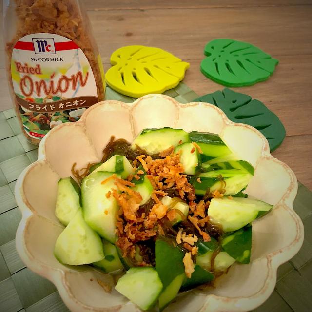 胡瓜ともずくの酢の物にフライドオニオンかけてサッパリ .../Yuka T | Snapdish[スナップディッシュ]