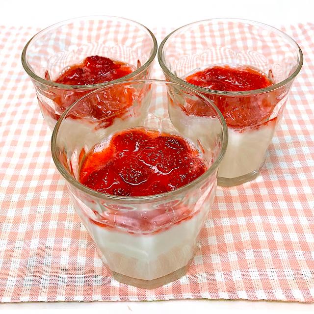 いちごコンフィチュールがけミルクゼリー/marich | Snapdish[スナップディッシュ]