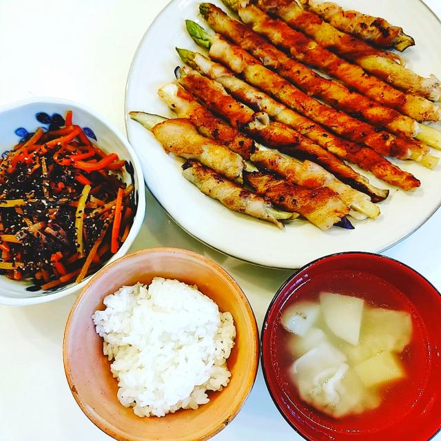 アスパラ巻き ご飯 きんぴらごぼう じゃがいものみそ汁/nikotan.sy | Snapdish[スナップディッシュ]